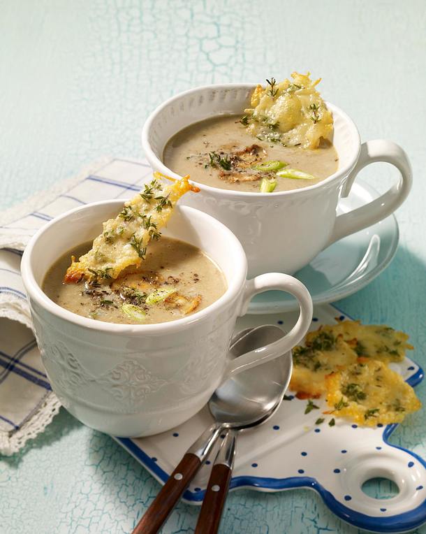 Pilzcremesuppe mit Thymian-Parmesan-Chips Rezept | LECKER