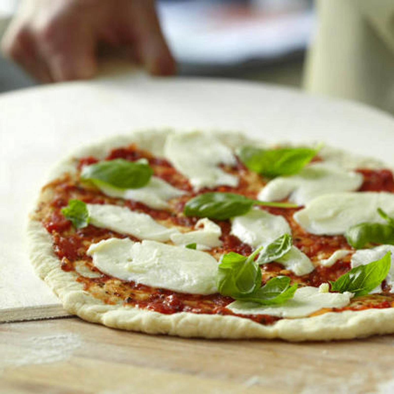 Pizza Margherita selber machen - so geht's | LECKER