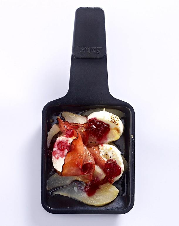 Raclette-Pfännchen mit Ziegenfrischkäse, Preiselbeeren, Schwarzwälder ...