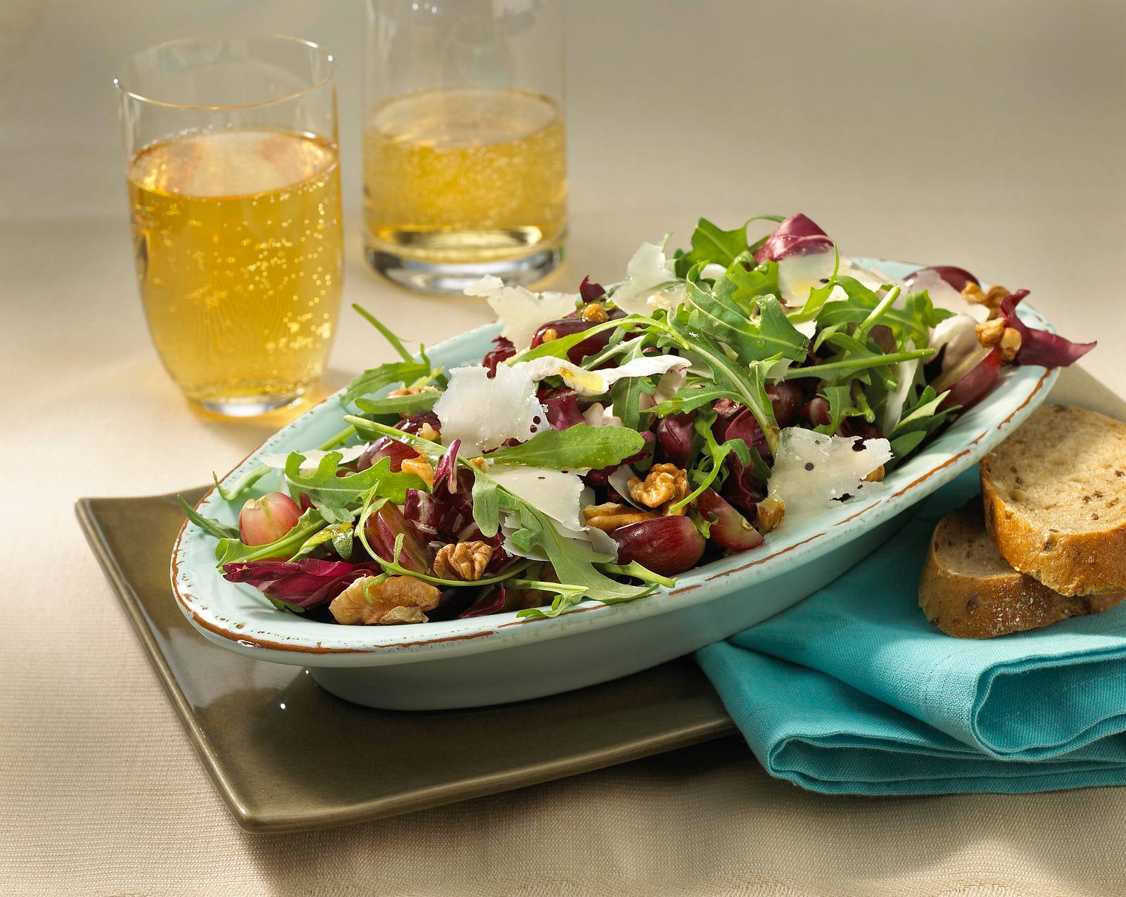 Radicchio-Rauke-Salat mit Weintrauben und Parmesan Rezept | LECKER