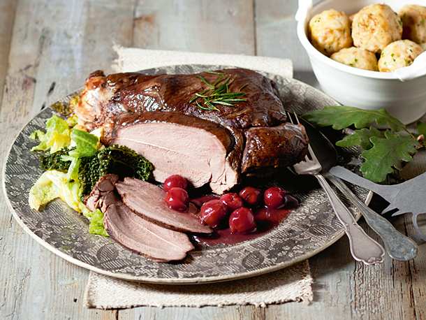 Rehkeule mit Kirschsoße zu Semmelknödeln und Wirsing Rezept | LECKER
