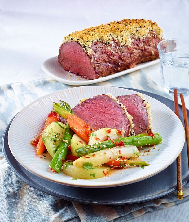 Rinderfilet mit Sesamkruste zu asiatischem Frühlingsgemüse Rezept | LECKER