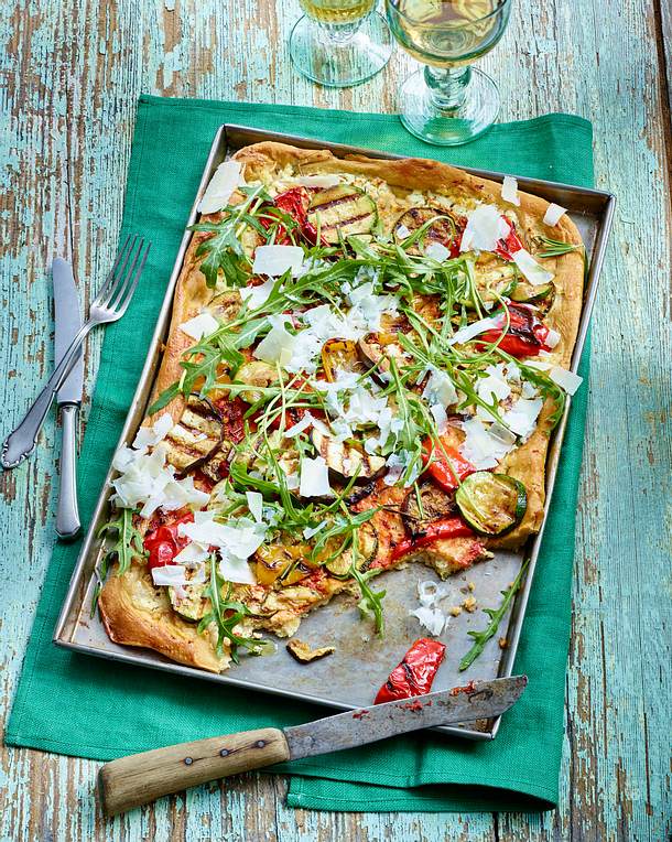 Roggen-Flammkuchen mit gegrilltem Gemüse Rezept | LECKER