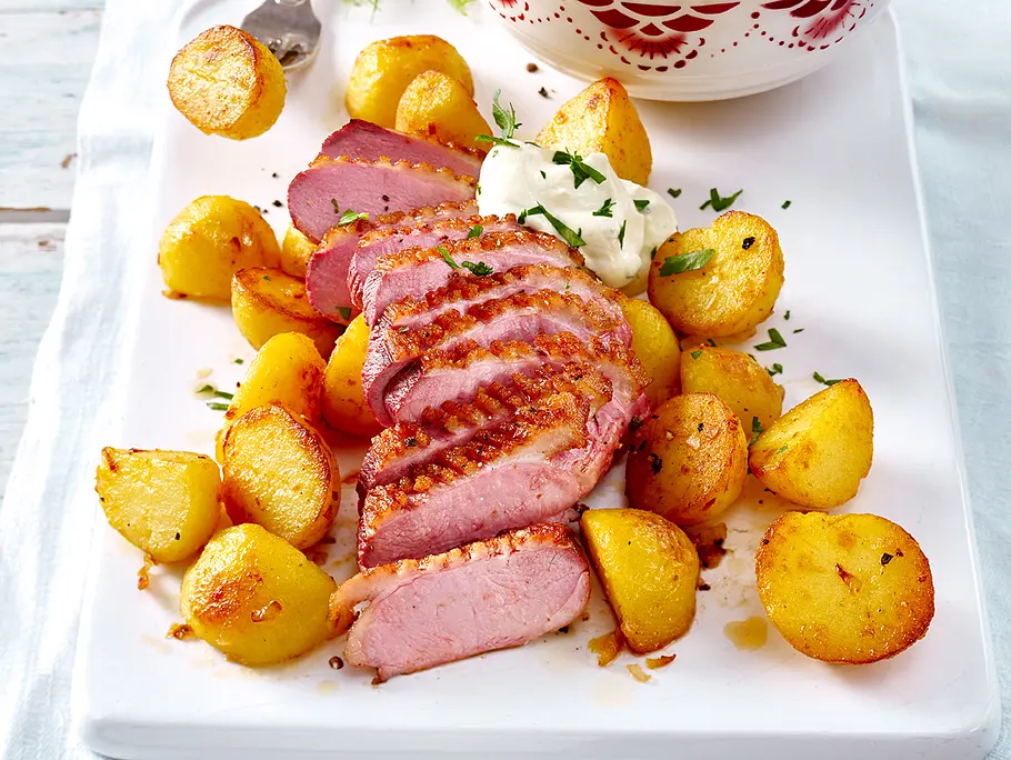 Rosa Entenbrust mit Röstkartoffeln Rezept | LECKER