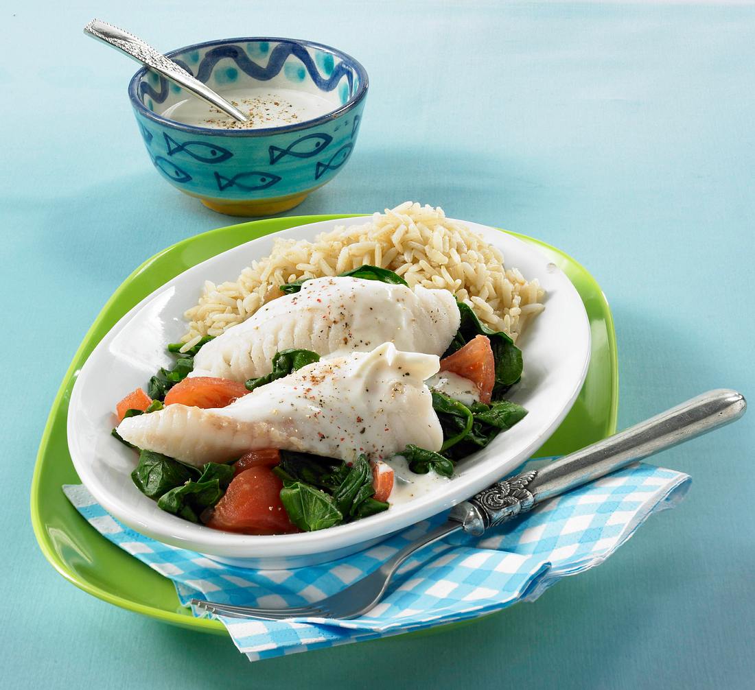 Rotbarschfilet auf Blattspinat mit Meerrettichsoße Rezept | LECKER