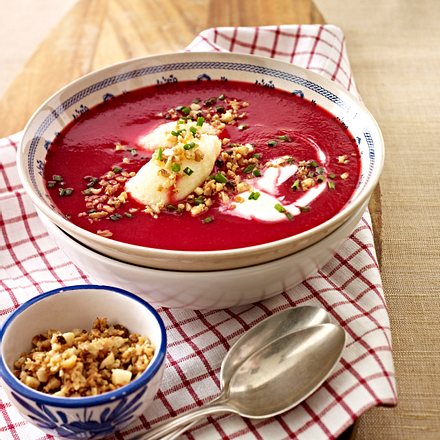 Rote Bete-Sellerie-Cremesuppe mit Käsenockerln Rezept | LECKER