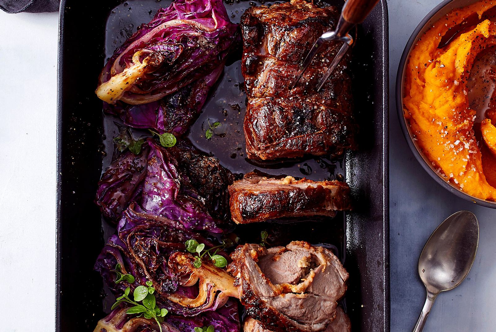 Rotkohl-Herzen zu gefülltem Schweinebraten und Kürbispüree Rezept | LECKER