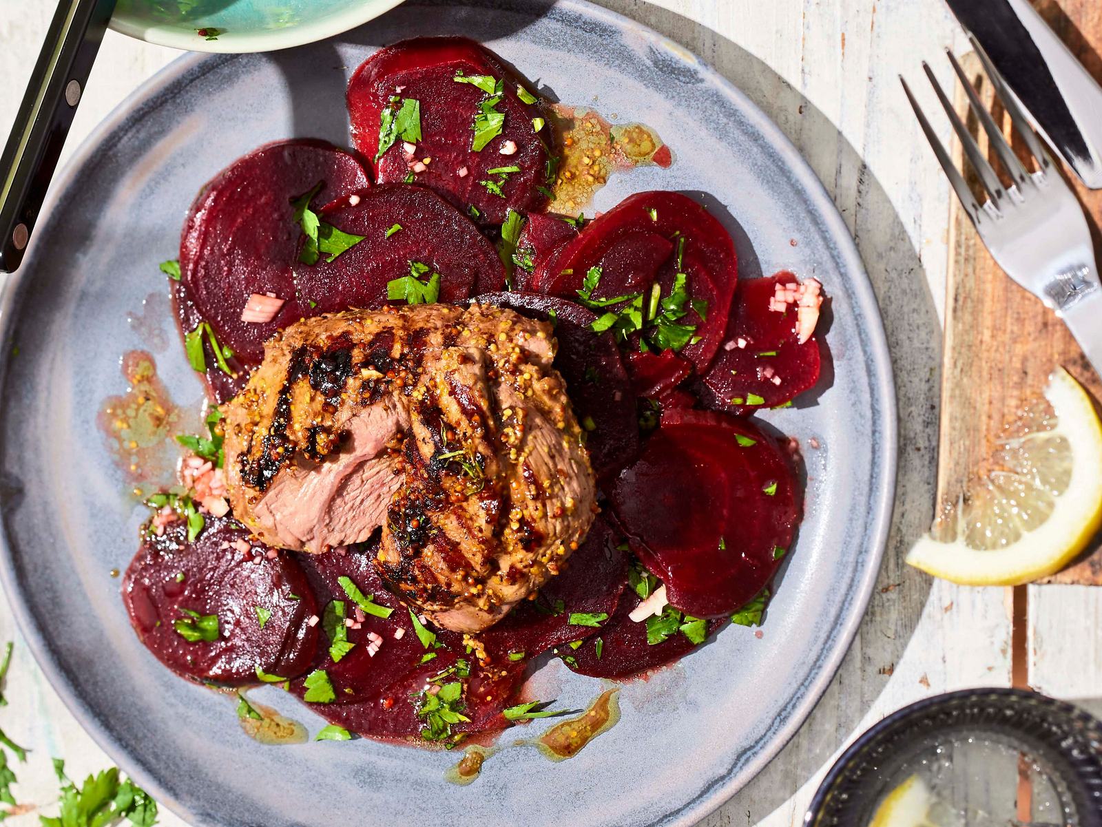 Saftige Lammsteaks auf Rote-Bete-Carpaccio Rezept | LECKER