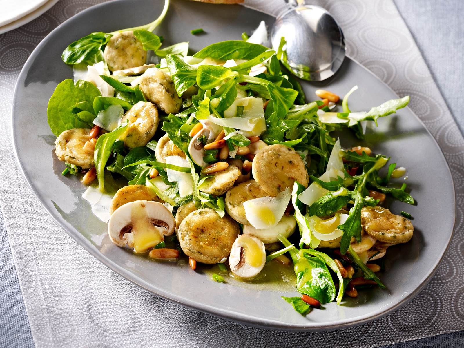 Salat mit Weißwurst und Pilzen Rezept | LECKER