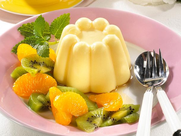 Schmand-Pudding mit Früchten Rezept | LECKER