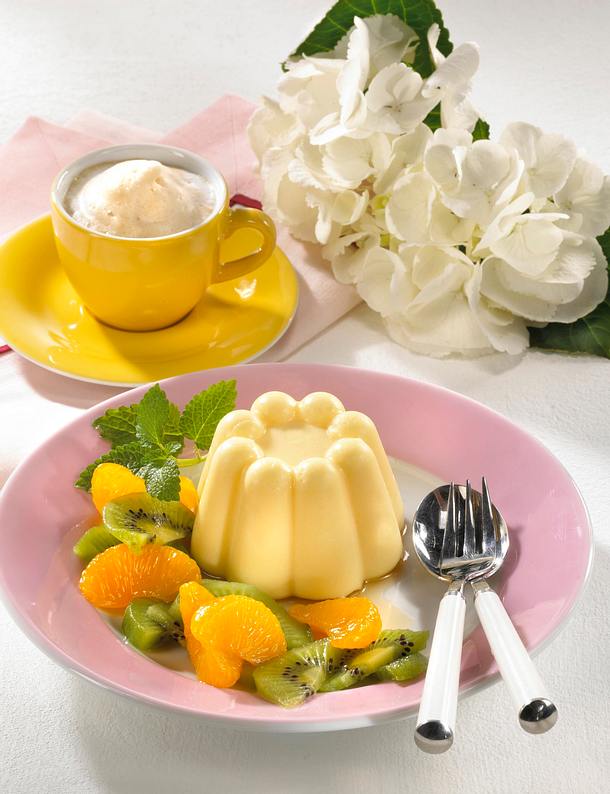 Schmand-Pudding mit Früchten Rezept | LECKER