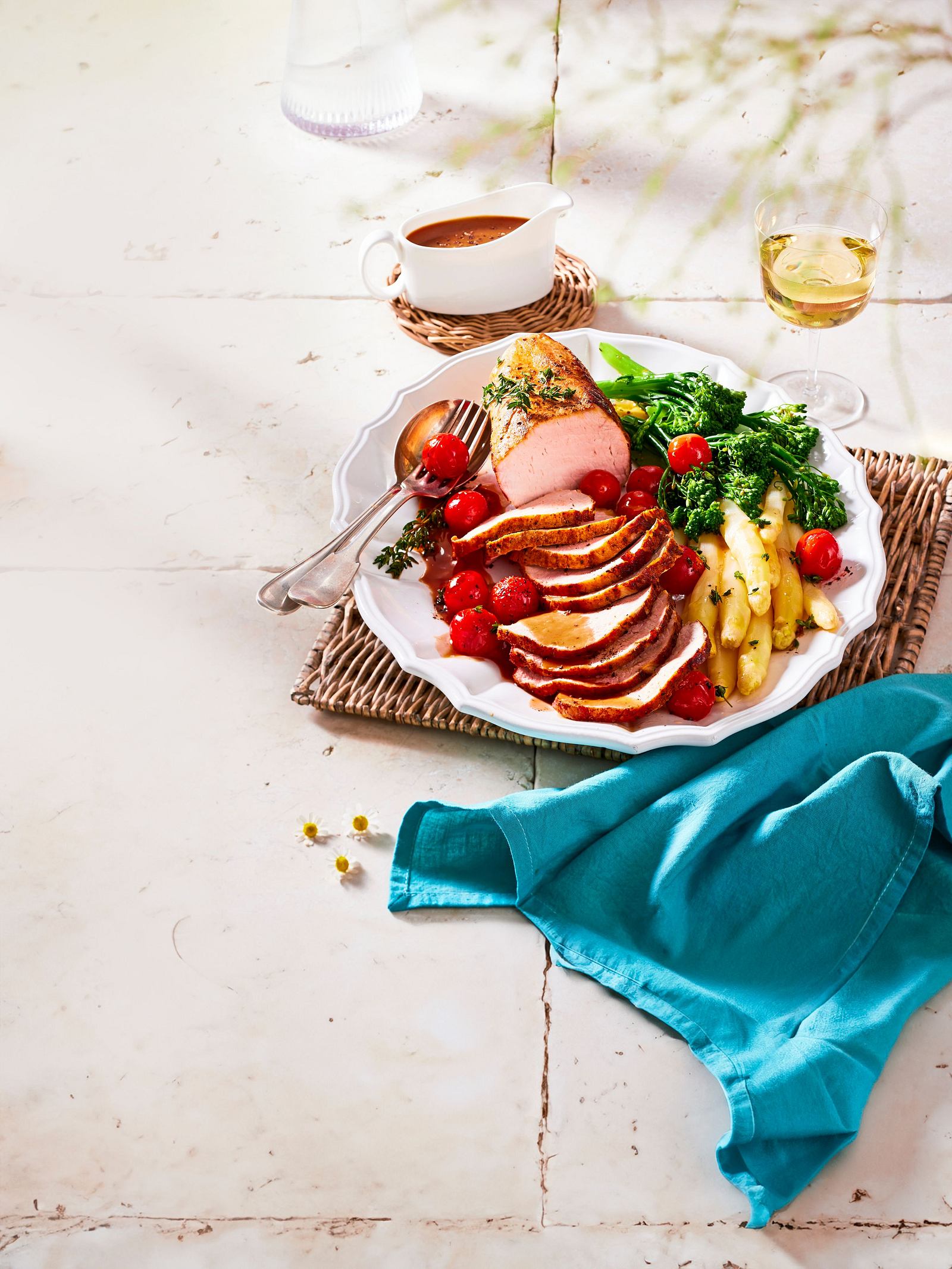 Schmorbraten mit Wein-Kräuter-Soße zu Spargelgemüse Rezept | LECKER