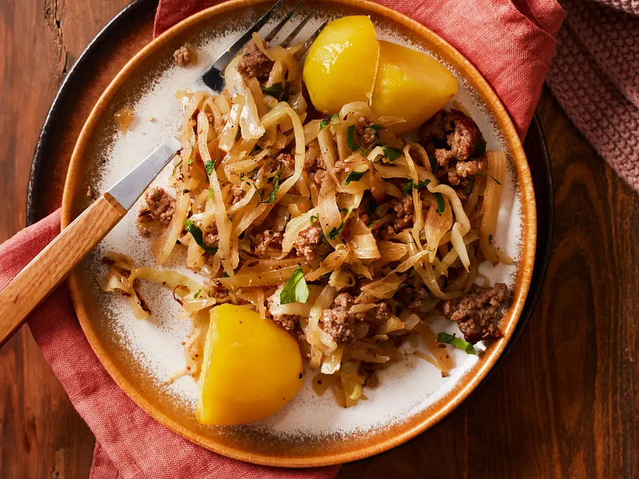 Schmorkohl mit Hack - Omas deftiges Rezept | LECKER