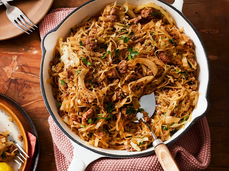 Schmorkohl mit Hack - Omas deftiges Rezept | LECKER