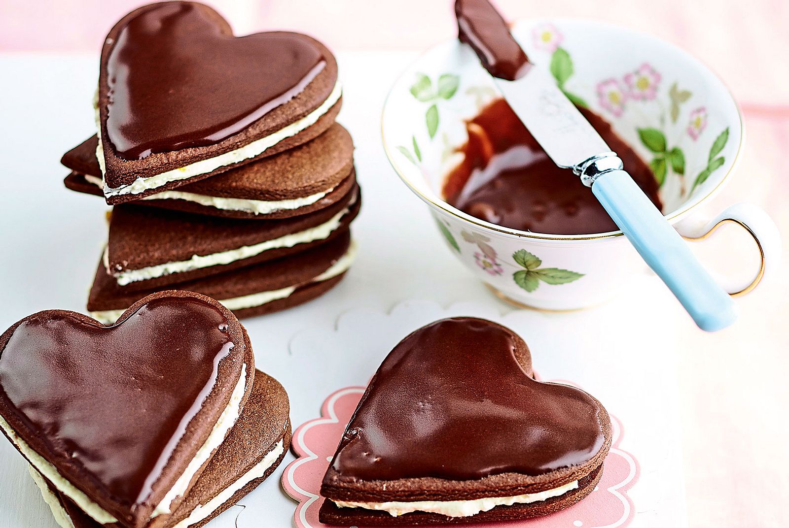 Schoko-Doppel­decker zum Valentinstag Rezept | LECKER