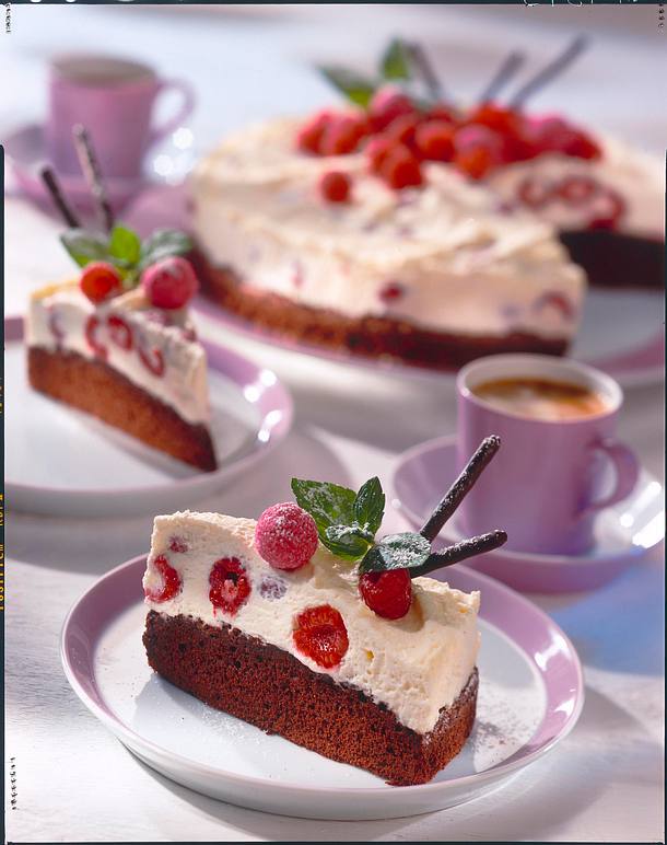 Schoko-Himbeer-Torte Rezept | LECKER