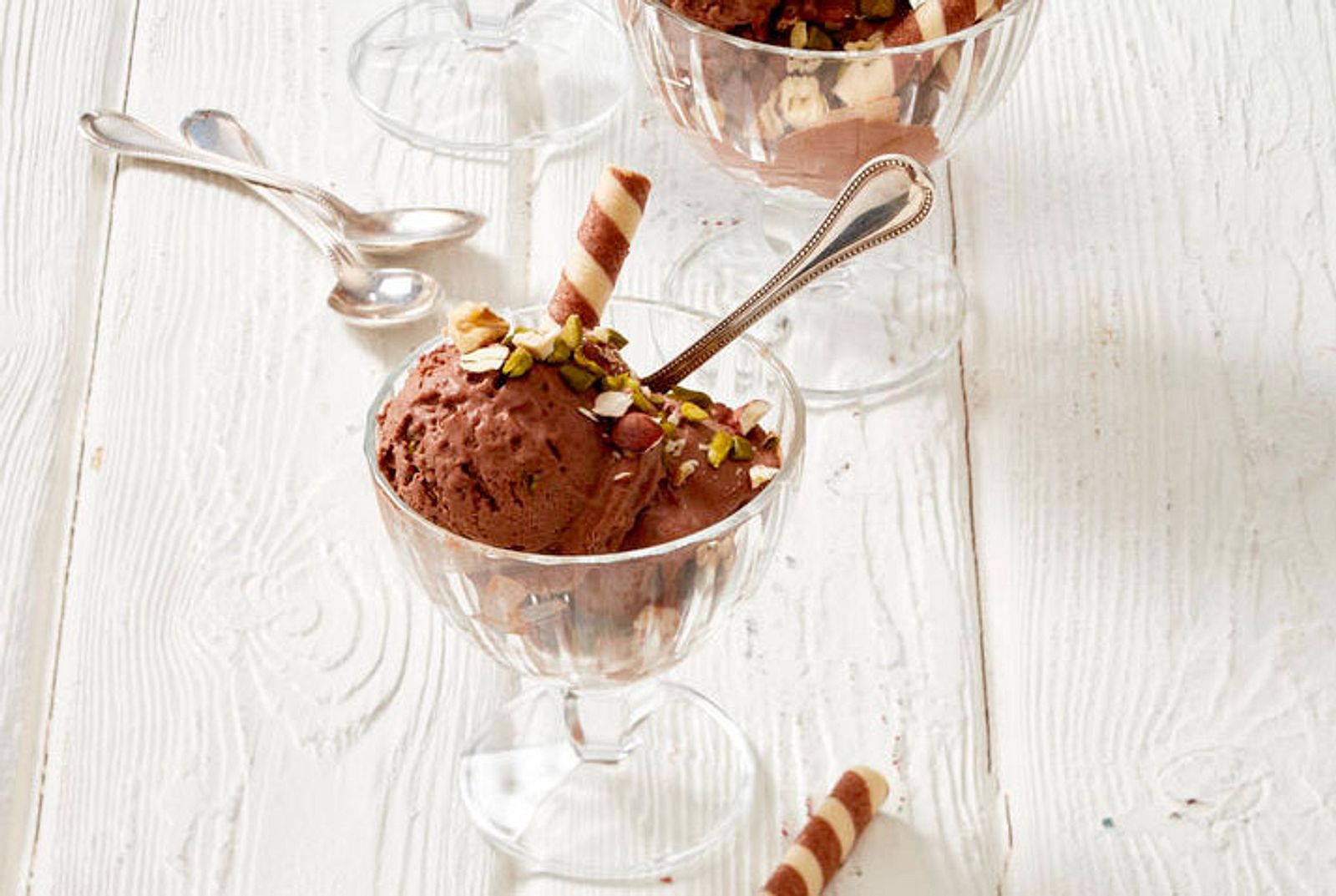 Schoko-Nuss-Eis Rezept | LECKER