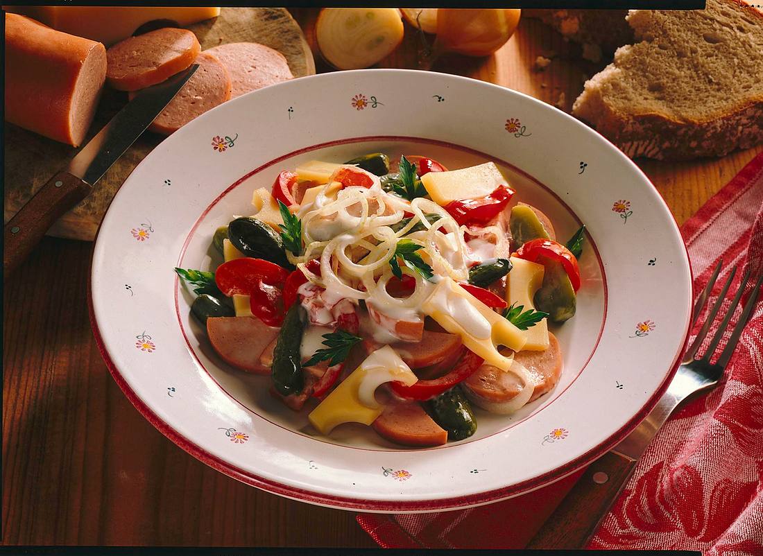 Schweizer Käse-Wurst-Salat Rezept | LECKER