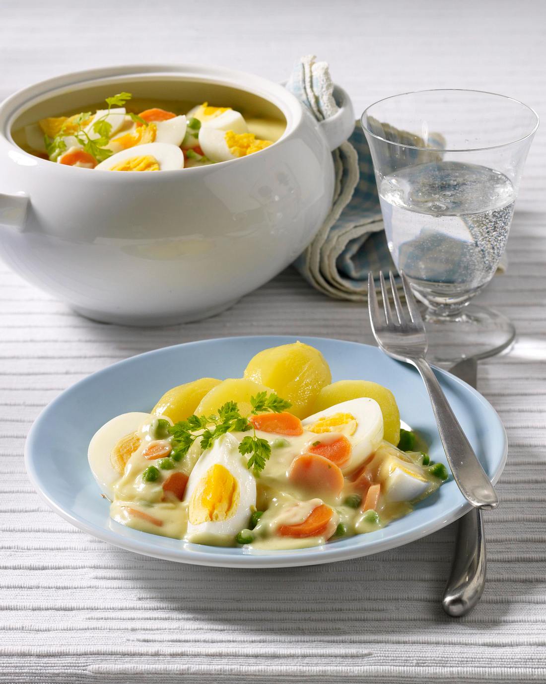 Senf-Eierragout mit Erbsen und Möhren Rezept | LECKER