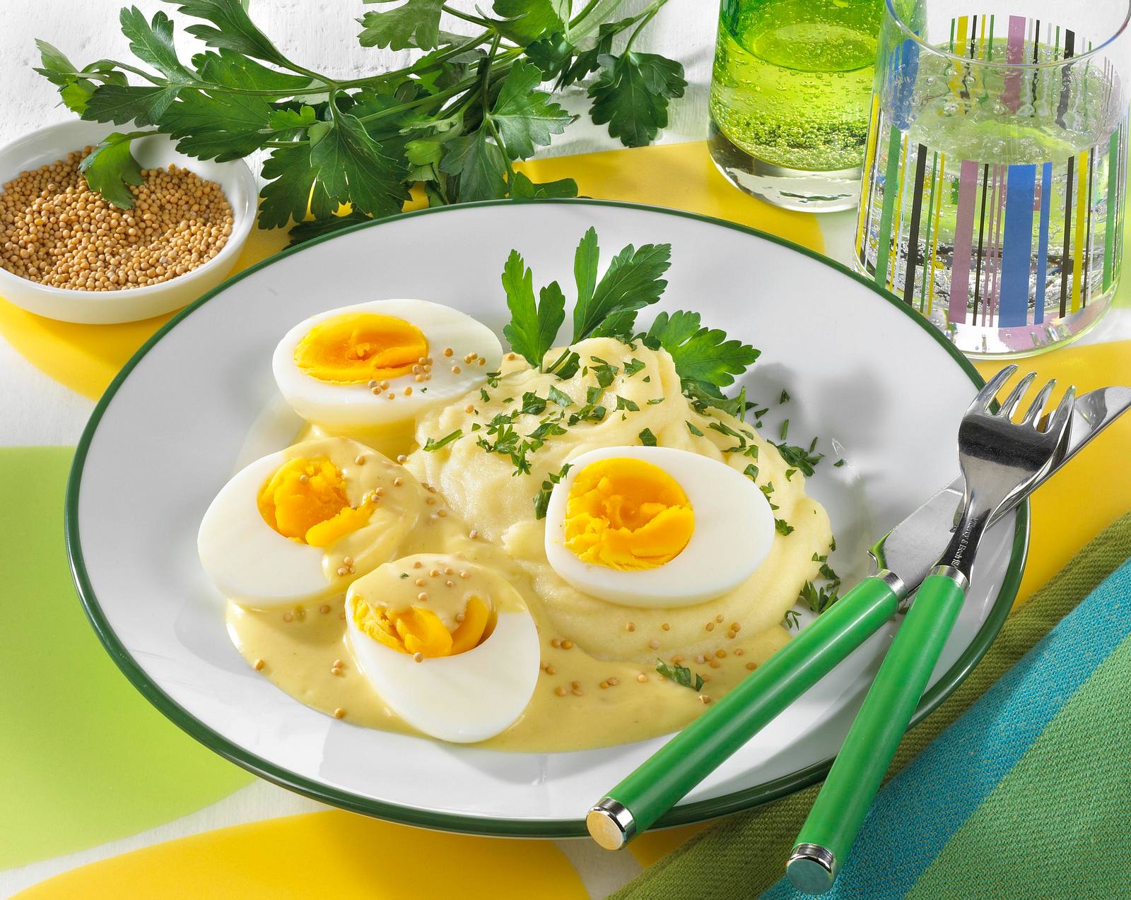 Senfeier mit Stampfkartoffeln Rezept | LECKER