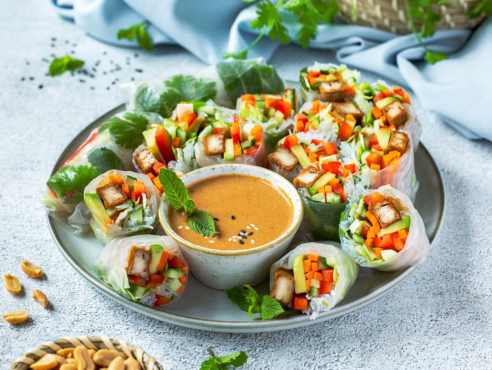 Sommerrollen mit Erdnusssauce Rezept | LECKER