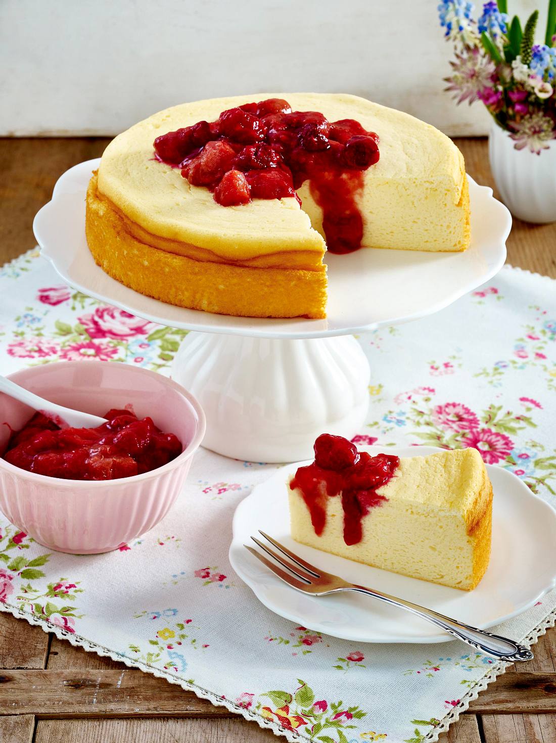 Souffle-Käsekuchen mit Rhabarber-Himbeer-Kompott Rezept | LECKER