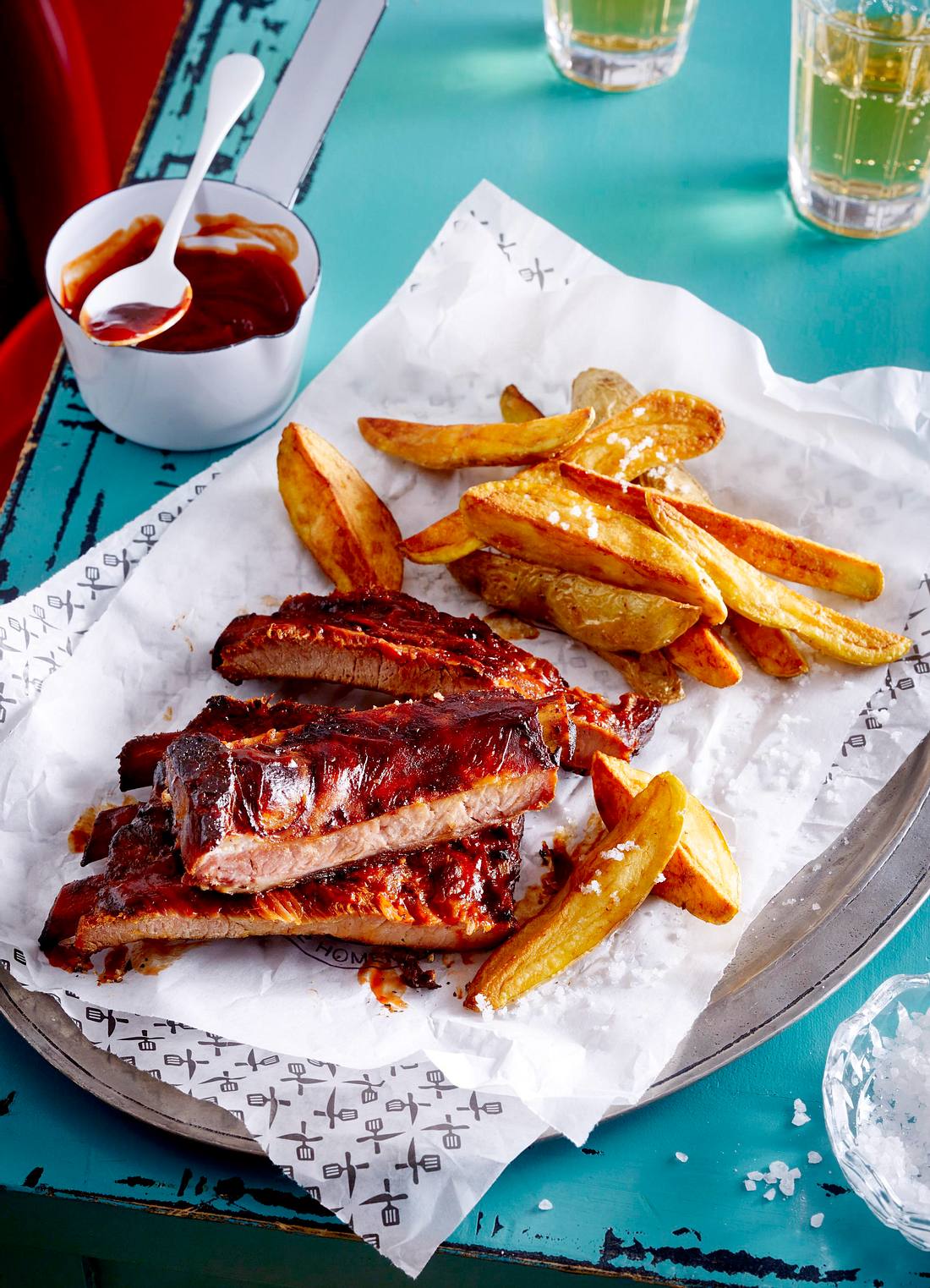 Spareribs mit BBQ-Soße und Kartoffelecken Rezept | LECKER