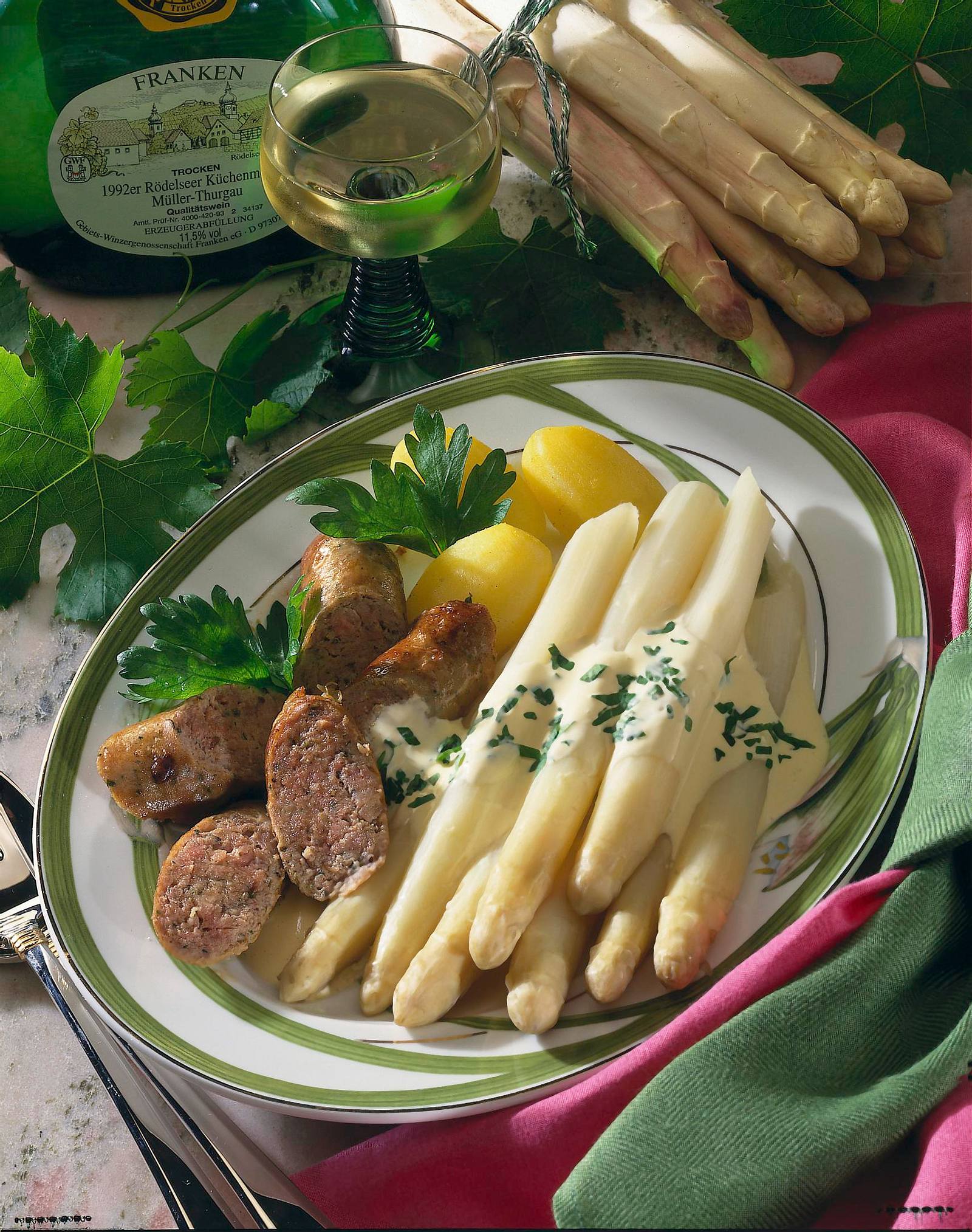 Spargel mit Hollandaise und Bratwurst Rezept | LECKER
