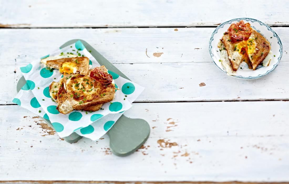 Spiegelei-Toast mit Bacon und Ahornsirup Rezept | LECKER