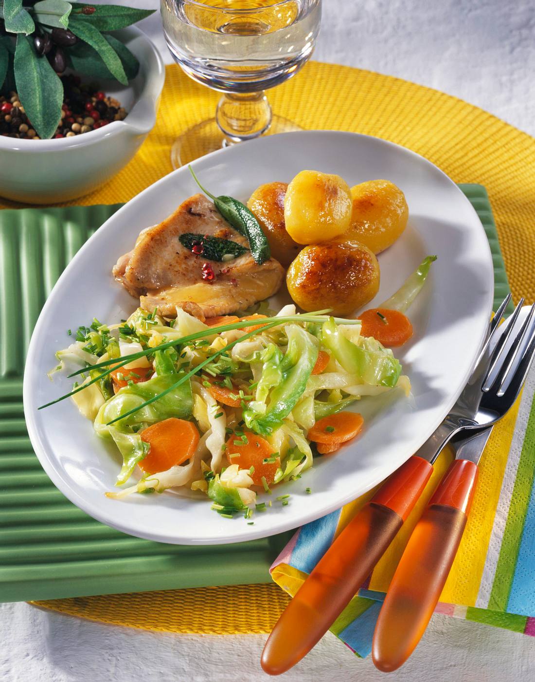 Spitzkohl-Möhren-Gemüse mit Röstkartoffeln (Diabetiker) Rezept | LECKER