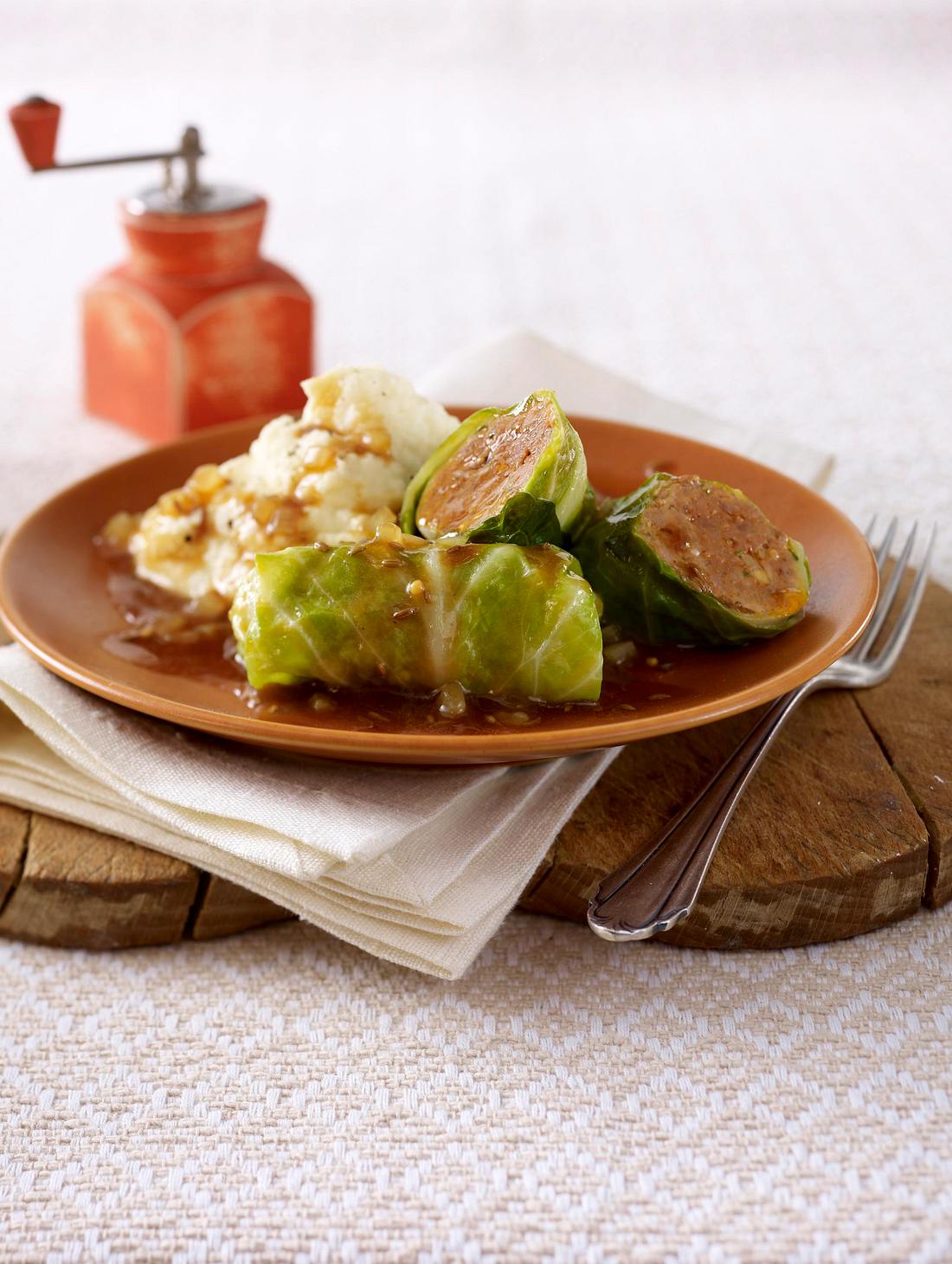 Spitzkohl-Röllchen mit Selleriepüree Rezept | LECKER