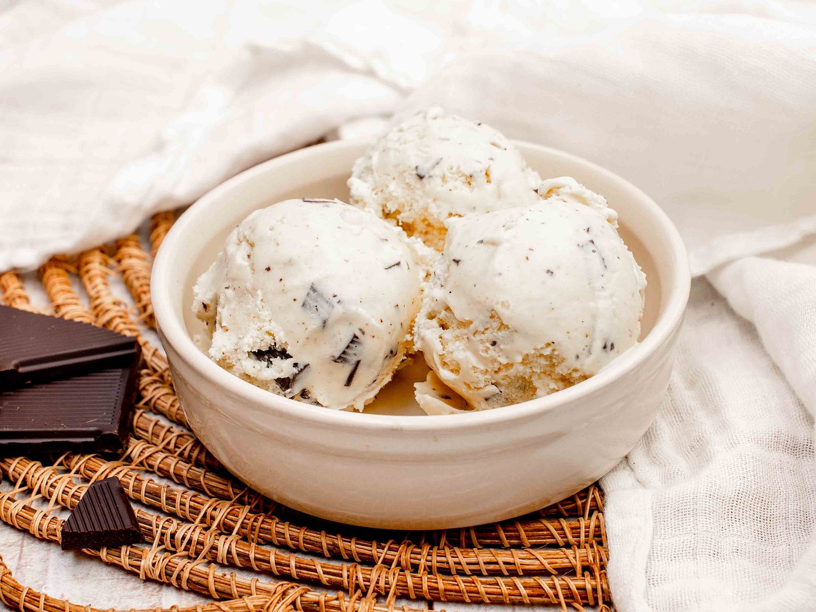 Mit und ohne Eismaschine: Stracciatella-Eis selber machen Rezept | LECKER