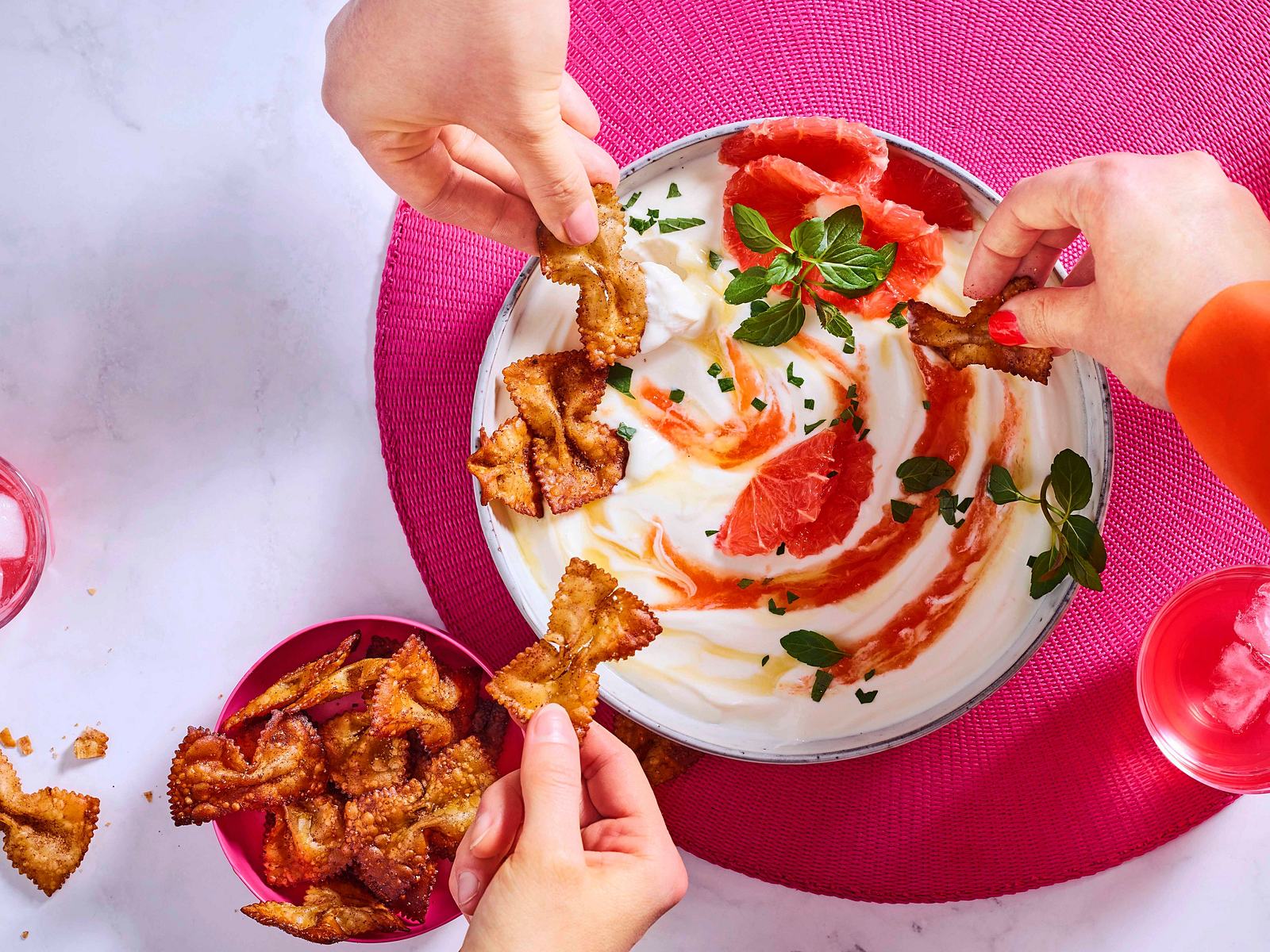 Süße Pasta-Chips mit Ricotta-Dip Rezept | LECKER