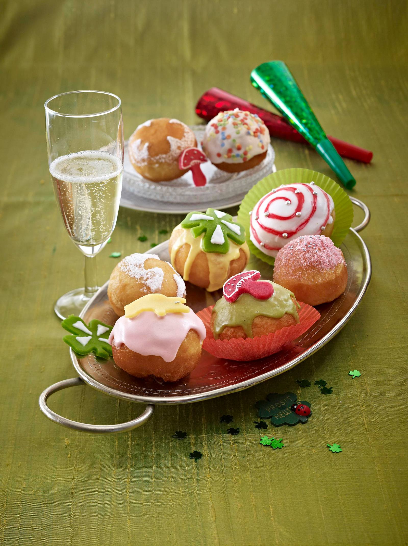 Süße Mini-Berliner Rezept | LECKER