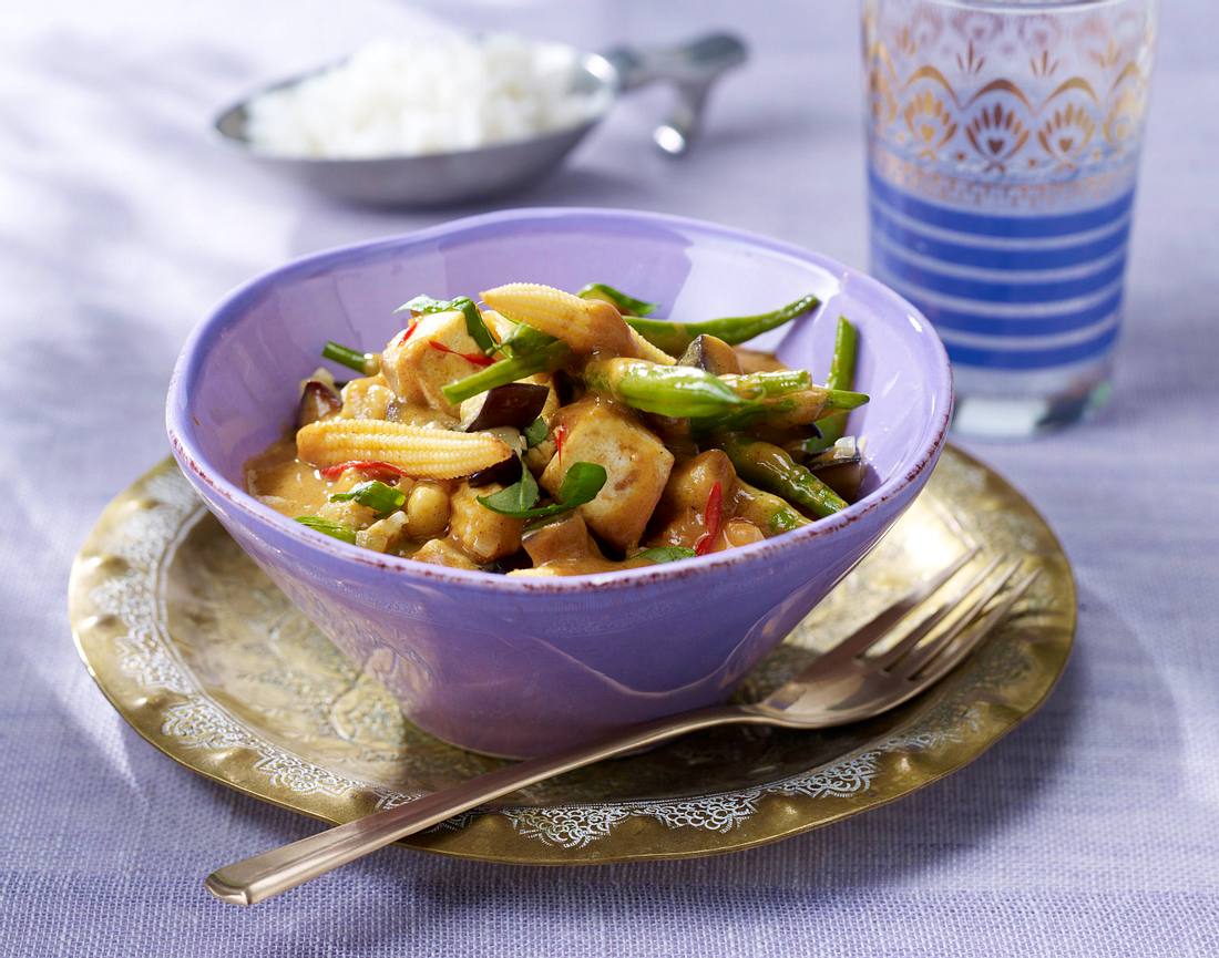 Thai-Curry mit Auberginen, Mini-Maiskolben, Tofu und grünen Bohnen in ...