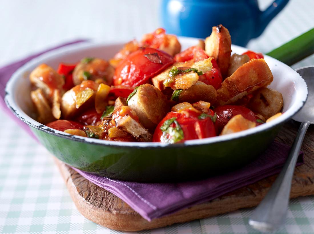 Tomaten-Wurst-Pfanne mit Röstbrot Rezept | LECKER