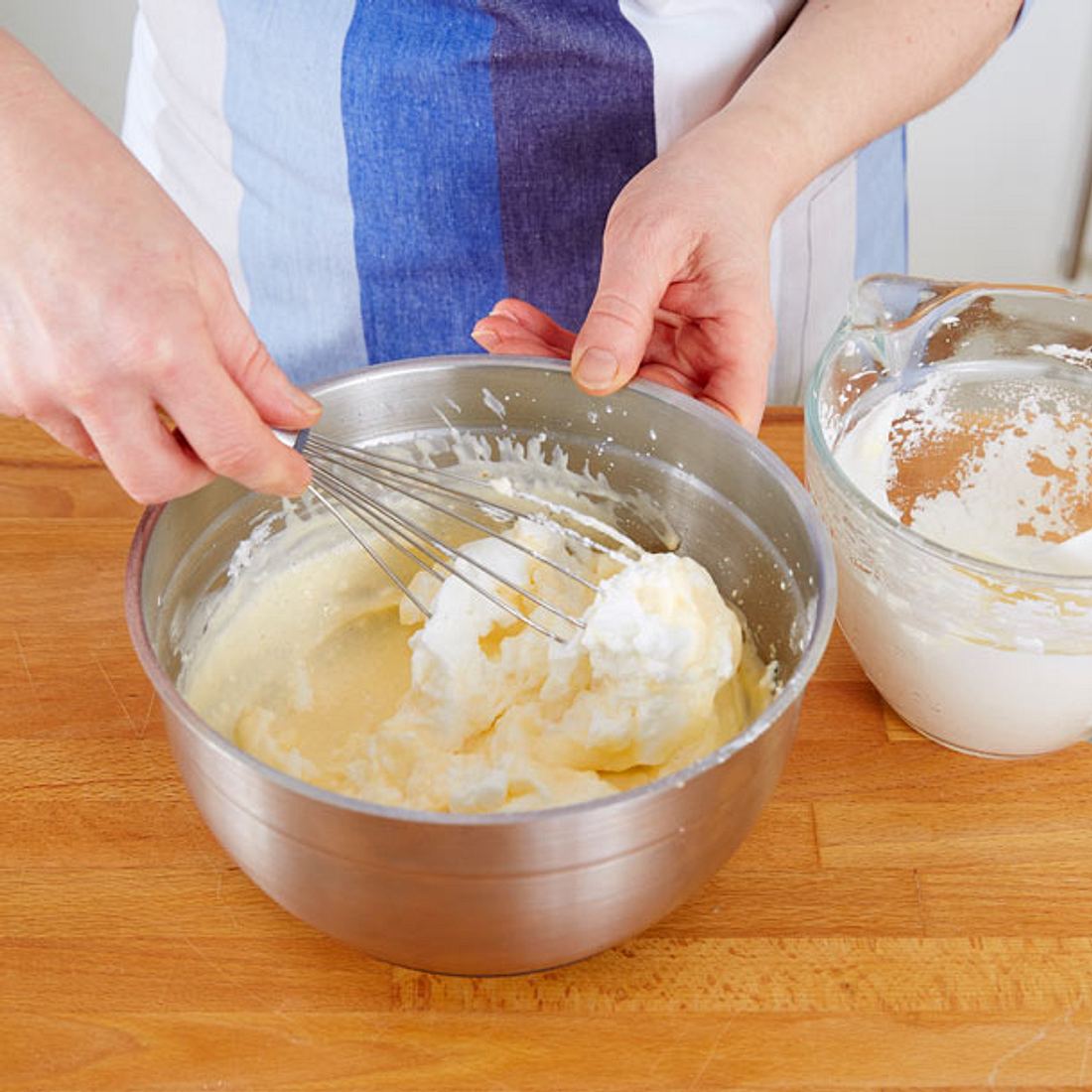 Unterheben – Zutaten vorsichtig mischen | LECKER
