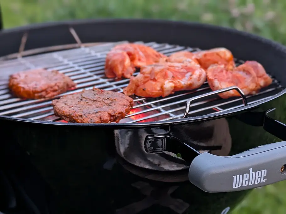 Holzkohle pur: Der Kugelgrill Weber Classic Kettle im Test | LECKER