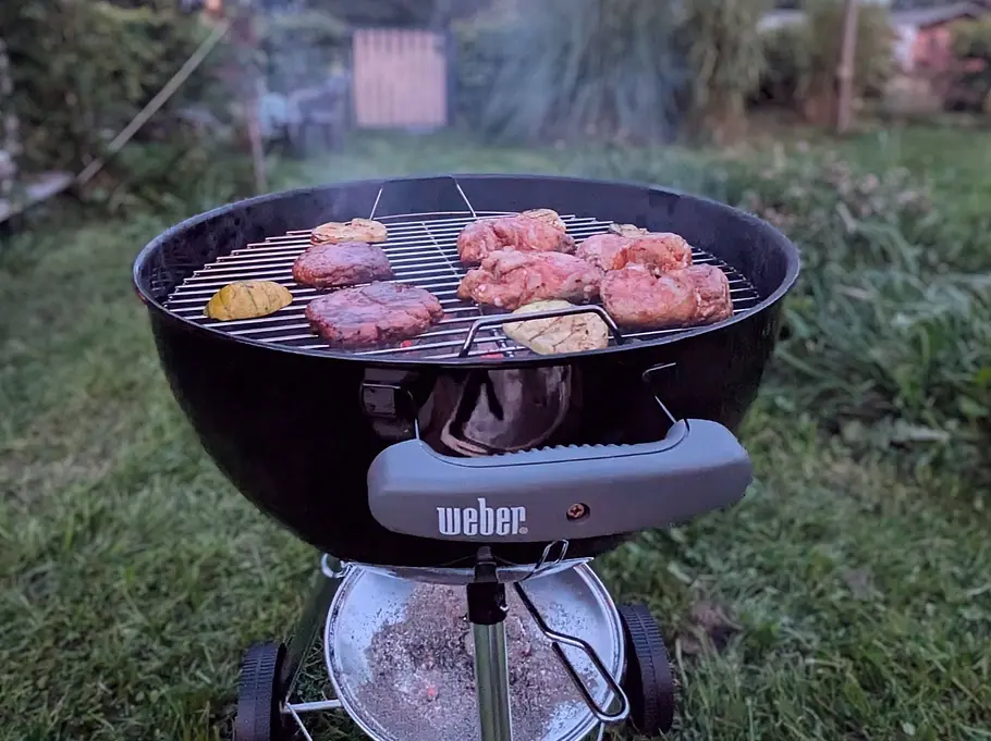 Holzkohle pur: Der Kugelgrill Weber Classic Kettle im Test | LECKER