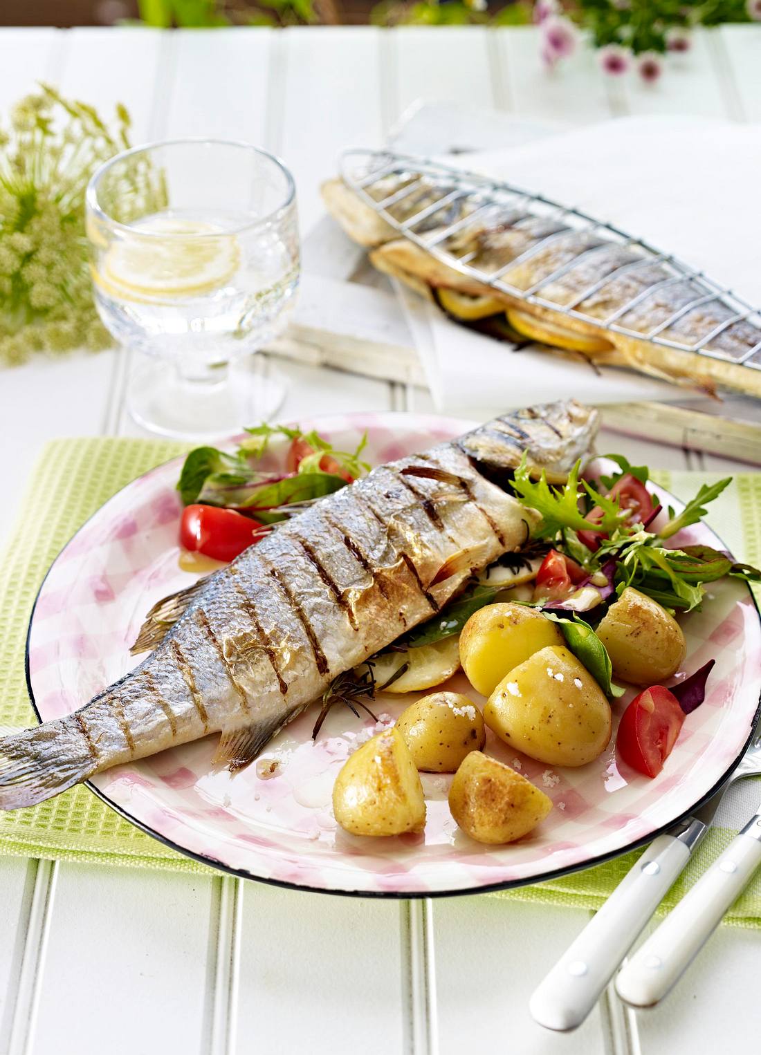 Wolfsbarsch mit Kräuterfüllung Rezept | LECKER
