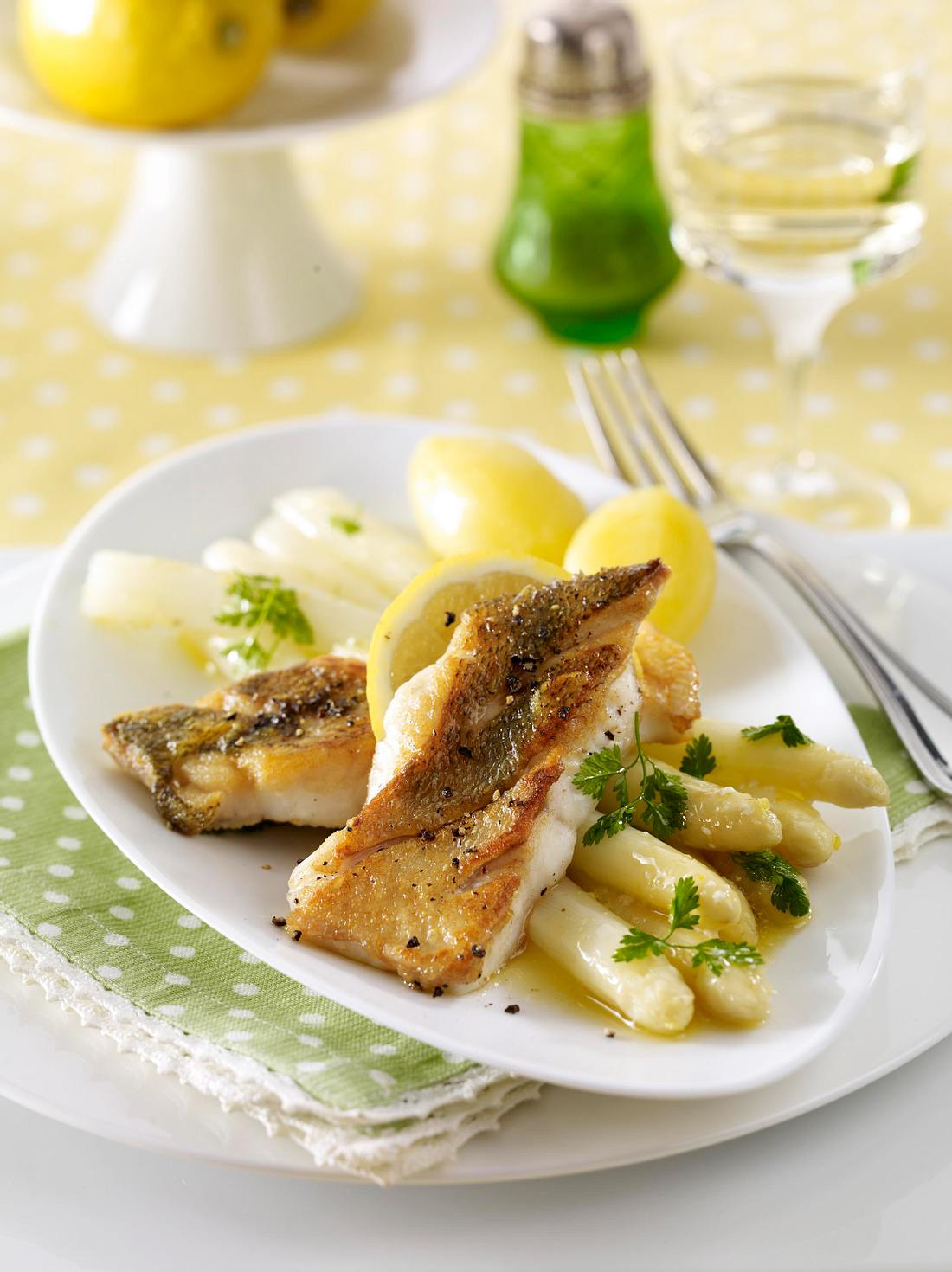 Zanderfilet zu weißem Spargel mit Kerbel-Zitronen-Butter Rezept | LECKER