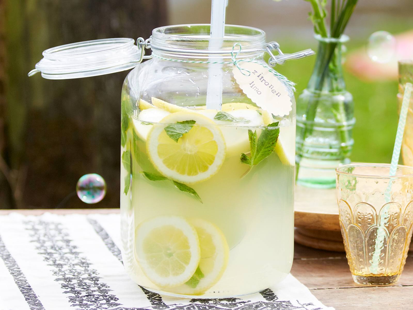 Zitronenlimonade selber machen - das beste Rezept | LECKER