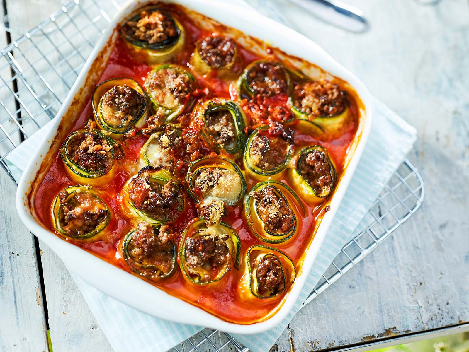Zucchini-Hack-Röllchen in Tomatensoße Rezept | LECKER